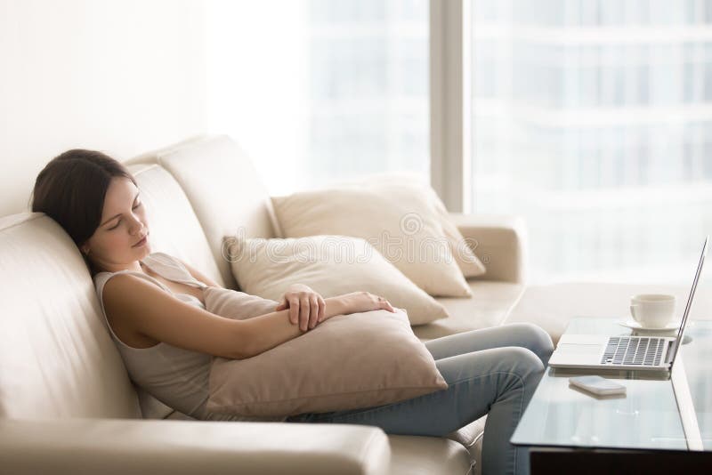 Junge Hübsche Frau Die Auf Der Couch Auf Sofa Ein Schläfchen Halten