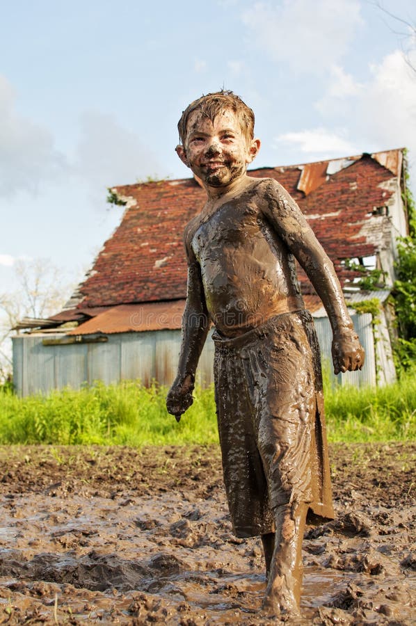 Junge Im Land Bedeckt Im Schlamm Stockfoto - Bild von speicher, leben ...