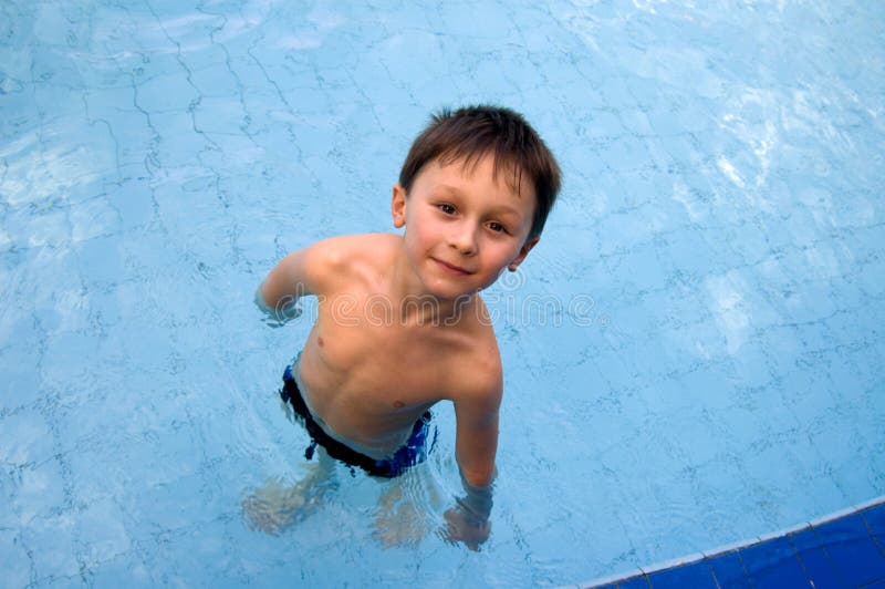 Junge im Schwimmbad stockfoto. Bild von tätigkeit, schwimmen - 4571594