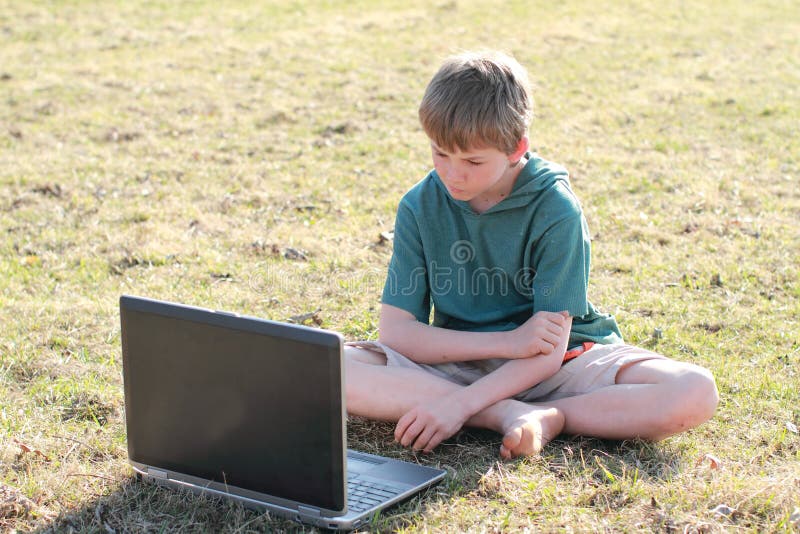 Junge Interessiert an Einem Computer Stockbild - Bild von zicklein ...