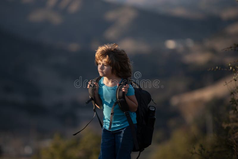 Junge Kind Mit Rucksack Wandern in Malerischen Bergen. Stockfoto - Bild ...