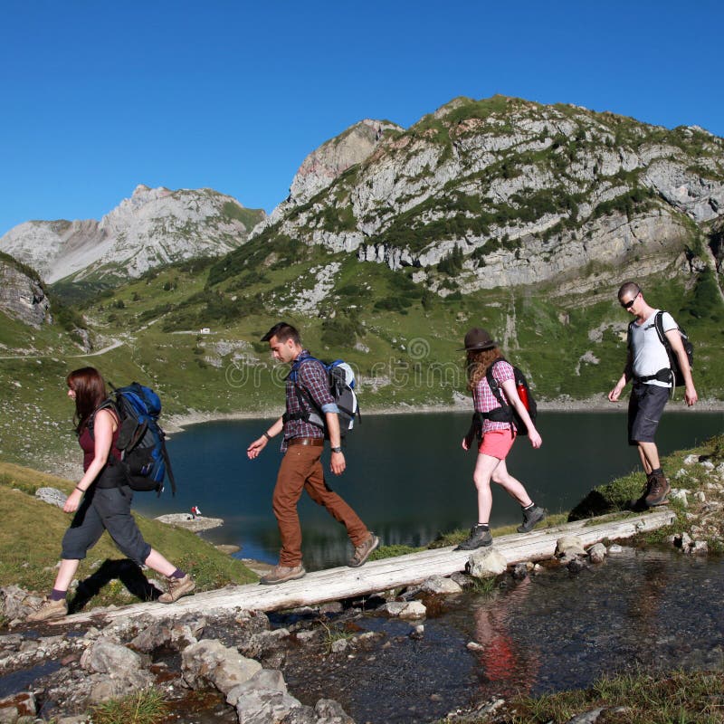 Junge Leute, Die in Den Bergen Wandern Stockfoto - Bild von alpen ...