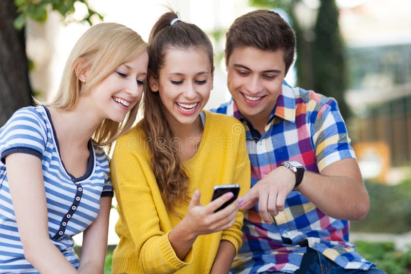 Junge Leute mit Handy stockfoto. Bild von jugendlich - 26953032