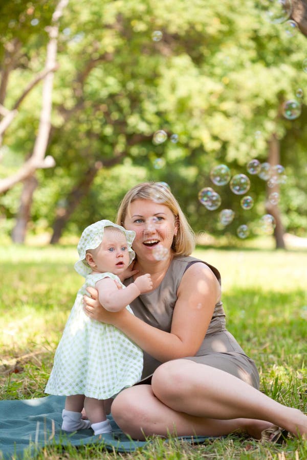Junge Mama Geht Mit Dem Kind Stockbild - Bild von mutter, schultern ...