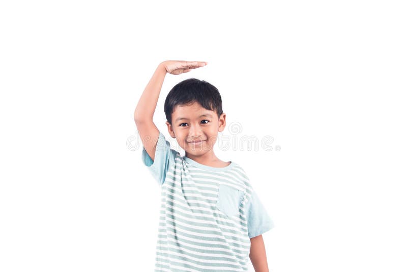 Junge Misst Seine Höhe Mit Seiner Hand Auf Dem Kopf Stockfoto - Bild ... Junge Misst Seine Höhe Mit Seiner Hand Auf Dem Kopf Stockfoto - Bild ...