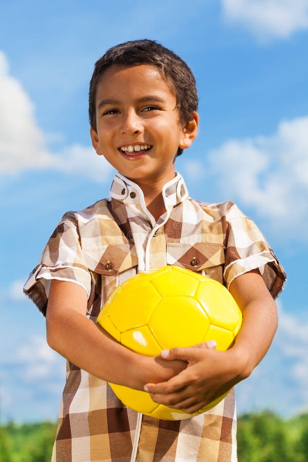 Junge mit Ball stockfoto. Bild von kugel, kind, aktiv - 34541204