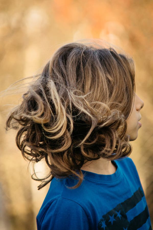 Junge mit dem langen Haar stockfoto. Bild von lang, kontakt - 90530240
