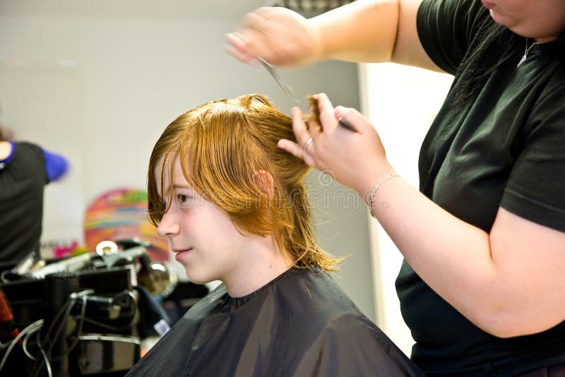 Junge Mit Dem Langen Haar am Friseur Stockbild - Bild von jugendlich ...