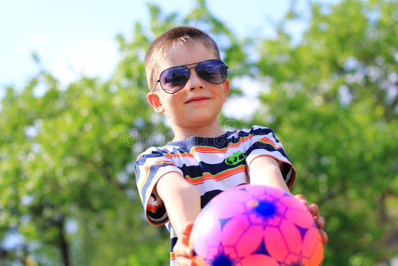 Junge mit einem Ball stockbild. Bild von junge, kugel - 55410233