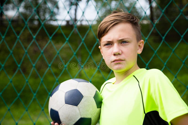 Junge mit Ball am Stadion. stockbild. Bild von porträt - 32957147