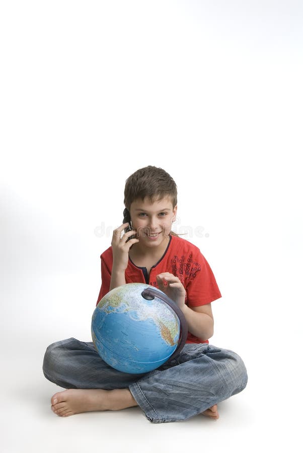 Junge Mit Einem Handy Und Einer Kugel Auf Einem Weiß Stockfoto - Bild ...