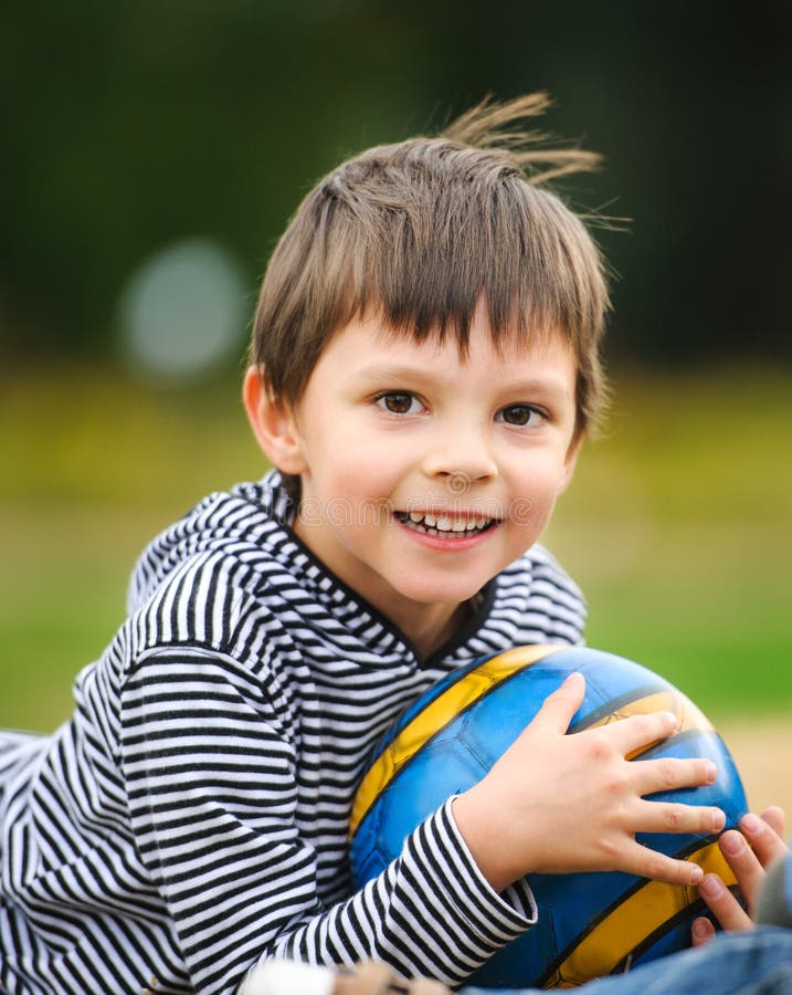 Junge mit einem Ball stockbild. Bild von person, spiel - 27297857