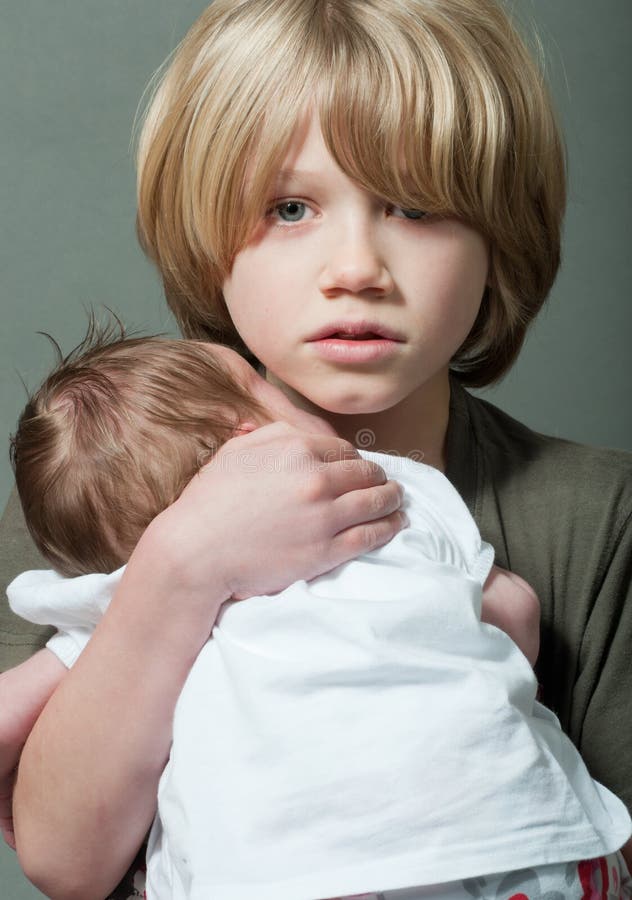 Junge Mit Neugeborenem Baby Stockfoto - Bild von hintergrund, betrieb ...