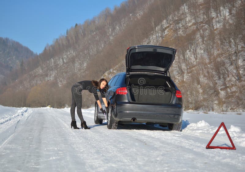 Junge Modefrau, Die Versucht, Das Auto Zu Reparieren Stockbild - Bild ...
