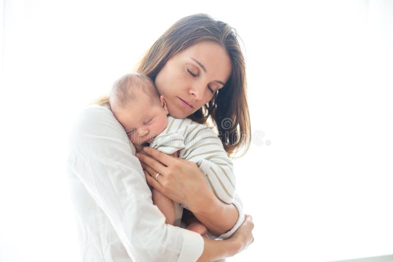 Junge Mutter, Ihr Neugeborenes Baby Halten Stockfoto - Bild von ...