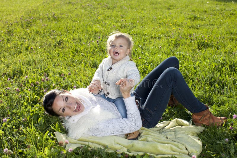 Junge Mutter Mit Ihrem Kleinkind Stockfoto - Bild von zeit, sohn: 37499904