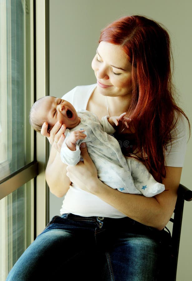Junge Mutter Mit Ihrem Neugeborenen Baby Stockbild - Bild von mädchen ...