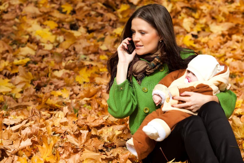 Junge Mutter Mit Kind an Der Hand Stockbild - Bild von familie, kind ...
