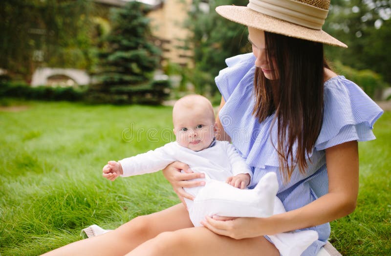 Junge Mutter Mit Neugeborenem Baby Stockbild - Bild von reizend, gesund ... Junge Mutter Mit Neugeborenem Baby Stockbild - Bild von reizend, gesund ...