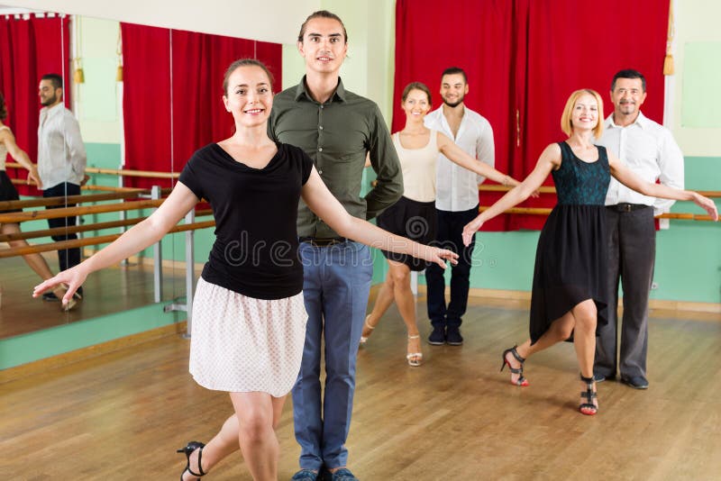 Junge Paare Des Baums, Die Walzer Tanzen Stockfoto - Bild von kleid ...