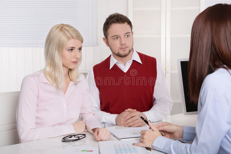 Junge Paare, Die Eine Verabredung an Der Bank Oder an Der Versicherung ...