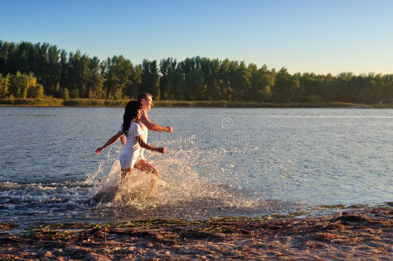 Junge Paare, Die Entlang Den Fluss Laufen Stockfoto - Bild von ...