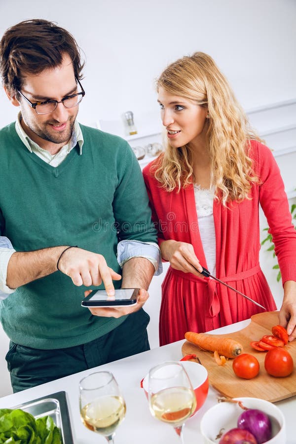 Junge Paare, Die Zusammen Kochen Stockbild - Bild von hilfe, leben ...
