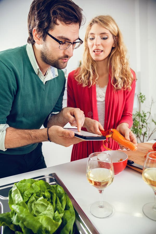 Junger Mann-Kochen stockfoto. Bild von menschlich, vorstand - 41324550