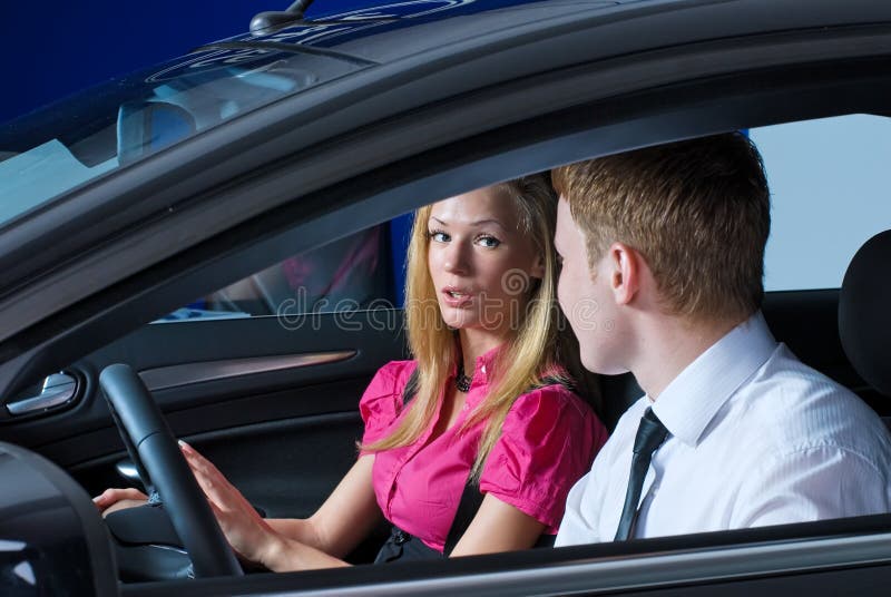 Junge Paare im Auto stockfoto. Bild von freundlich, liebe - 15683794