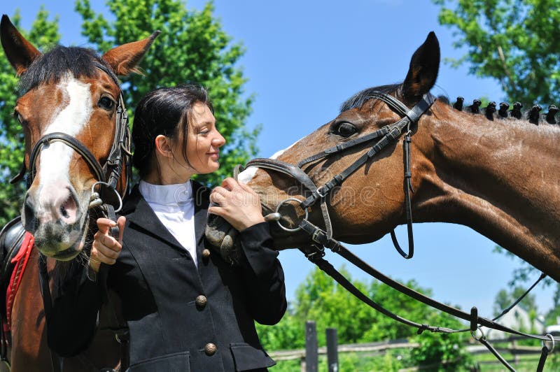 Junge Reiterin Mit Pferd Zwei Stockbild - Bild von cowgirl, harmonie ...