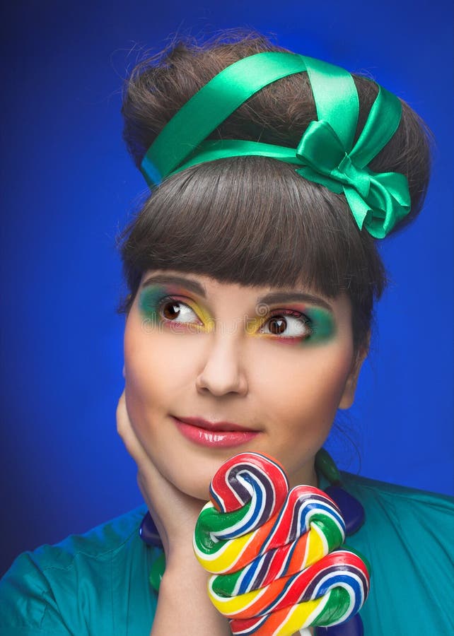 Junge reizend pralle Frau stockbild. Bild von feiertag - 40504063