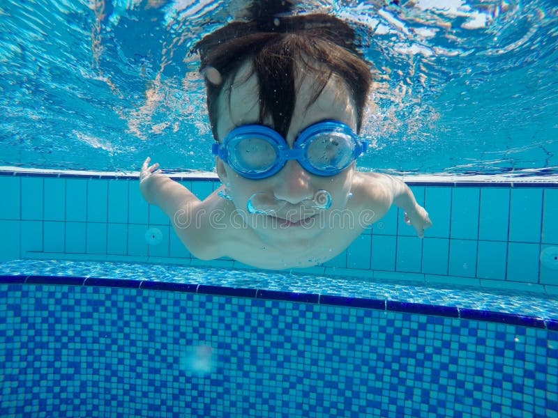 Kleiner Junge Schwimmt Unter Wasser Im Pool Stockbild - Bild von blick ...