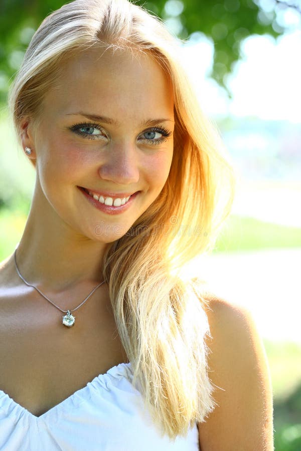 Junge Schöne Blonde Frau Mit Dem Langen Haar Stockfoto - Bild von ... Junge Schöne Blonde Frau Mit Dem Langen Haar Stockfoto - Bild von ...
