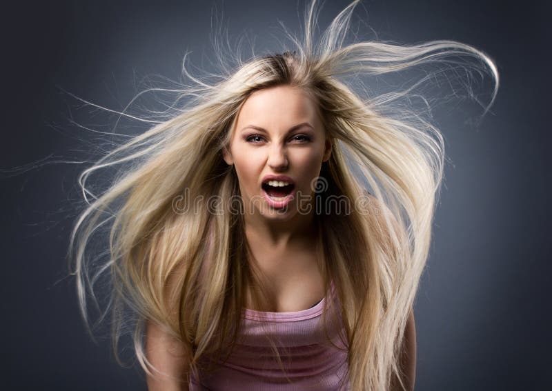 Junge screaning Frau stockbild. Bild von lang, fliege - 30905351