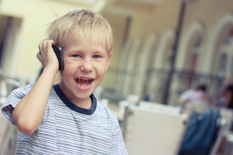 Junge Spricht Mit Einem Handy Stockfoto - Bild von zellular, jugend ...