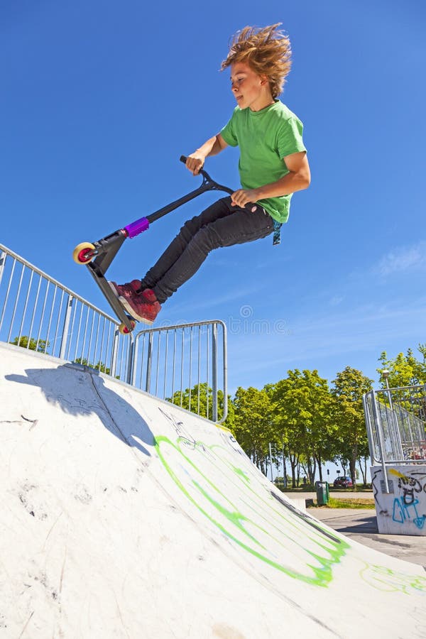 Junge Springt Mit Seinem Roller an Stockfoto - Bild von übung, sprung ...