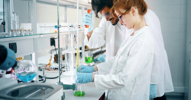 Junge Studenten Der Chemie Arbeitend Im Labor Stockfoto - Bild von ...