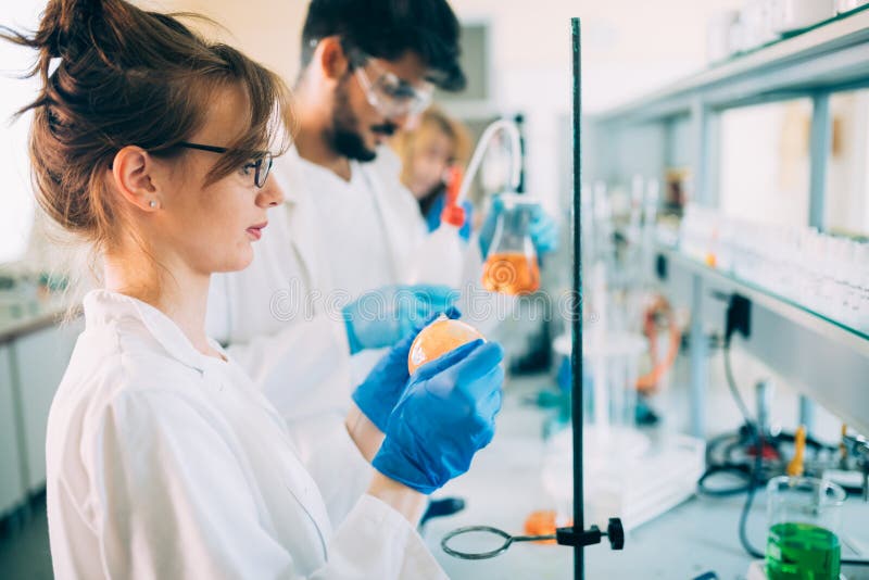 Junge Studenten Der Chemie Arbeitend Im Labor Stockbild - Bild von ...