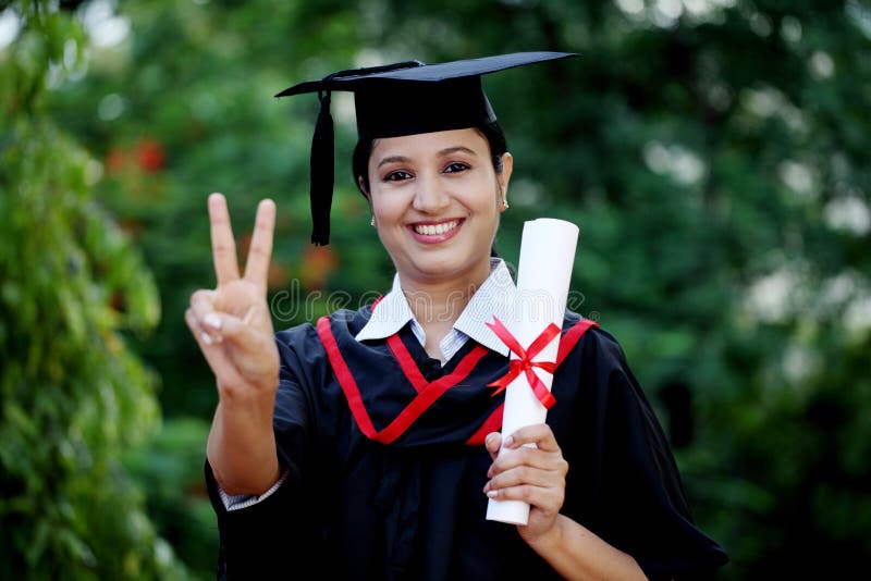 Junge Studentin mit Diplom stockfoto. Bild von staffelung - 43097954