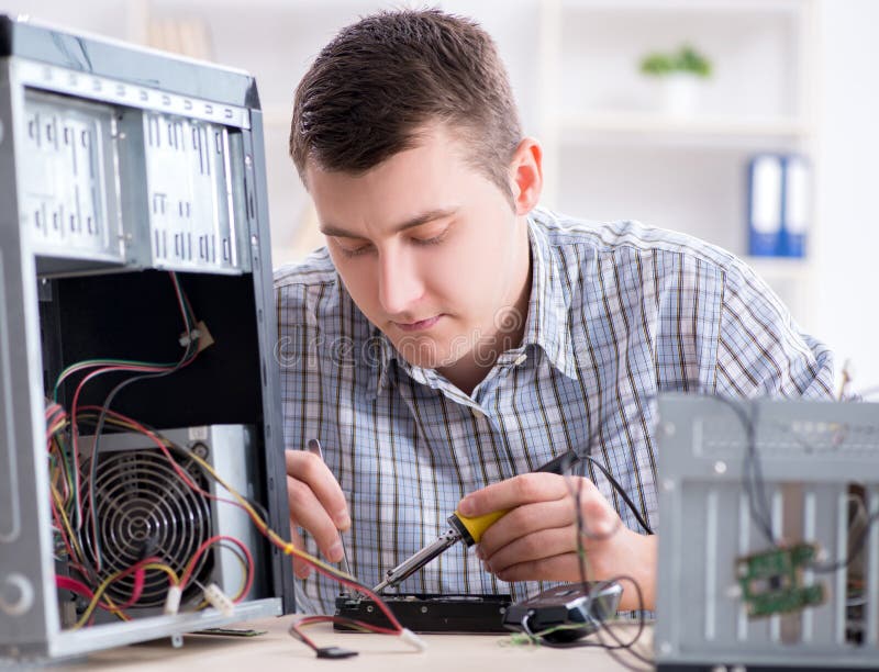 Junge Techniker Reparieren Computer in Der Werkstatt Stockfoto - Bild ...