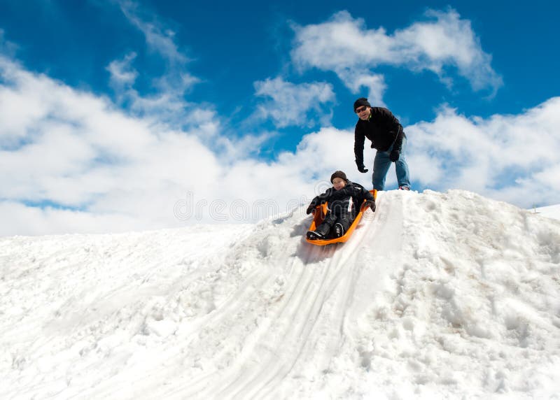 Junge Und Vati, Die Im Winter Rodeln Stockfoto - Bild von schlitten ...