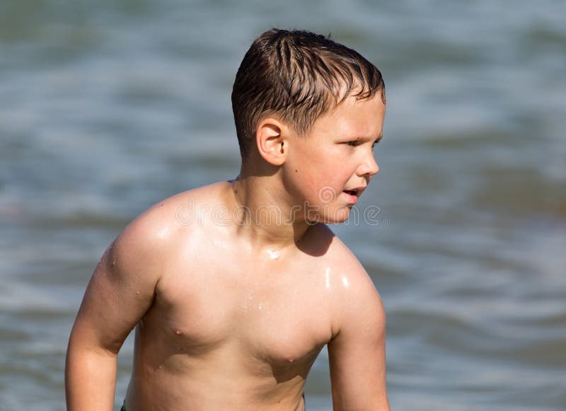 Junge Wird Im See Zum Strand Gebadet Stockbild - Bild von jugend ...