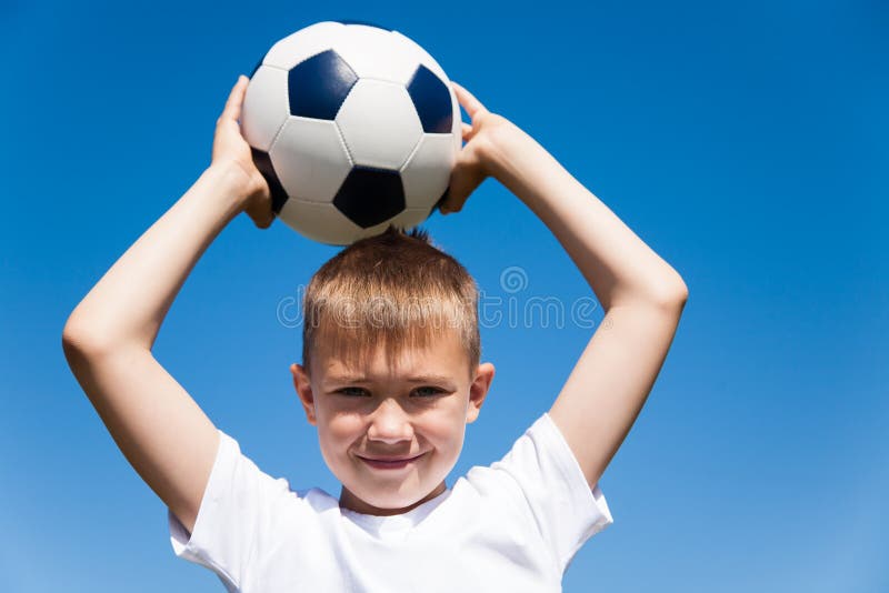 Junge wirft einen Ball stockfoto. Bild von sport, jung - 32940298