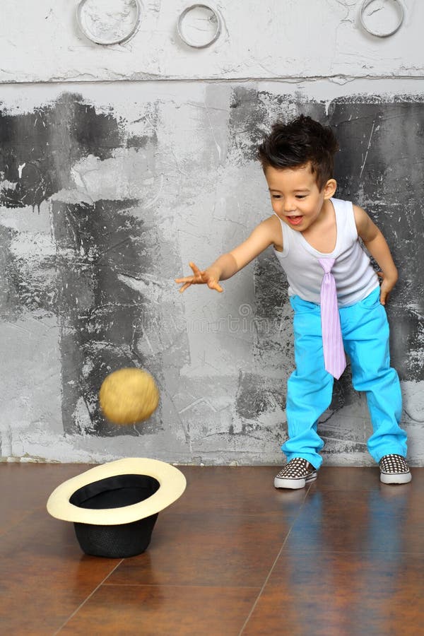 Junge Wirft Einen Ball in Einem Hut Stockbild - Bild von leute, grau ...