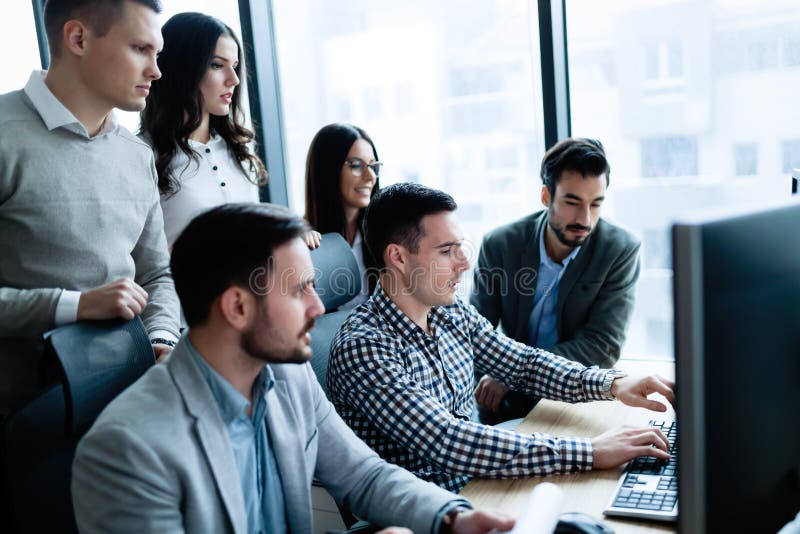 Junge Wirtschaftler, Die an Computer Im Büro Arbeiten Stockfoto - Bild ...