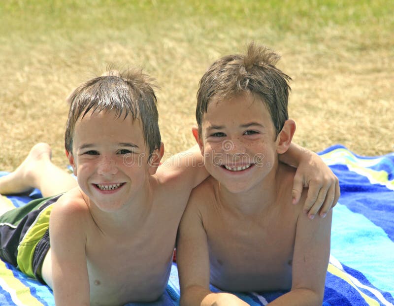 Zwei Jungen am Pool stockbild. Bild von kind, glück, person - 5613089
