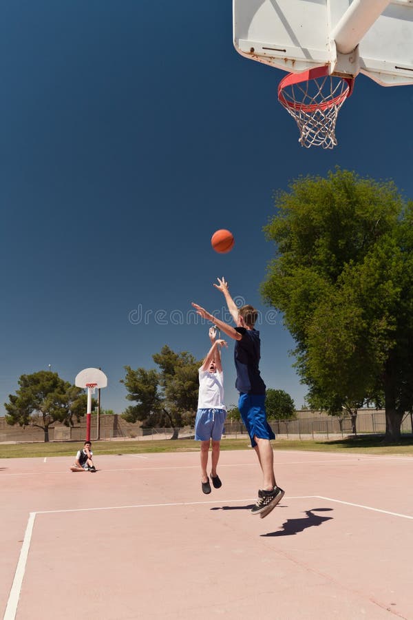 Jungen, Die Basketball Spielen Stockfoto - Bild von basketball, kugel ...