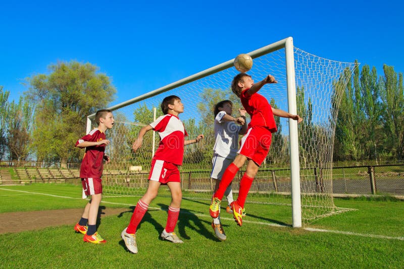 Jungen, Die Fußball Spielen Stockfoto - Bild von sommer, spielen: 25324204