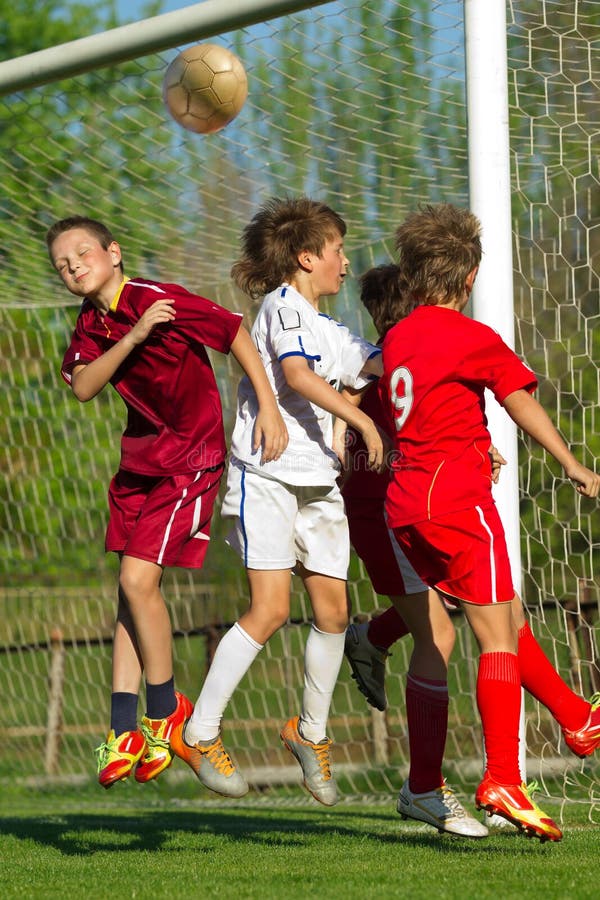 Jungen, Die Fußball Spielen Stockfoto - Bild von spieler, zicklein ...