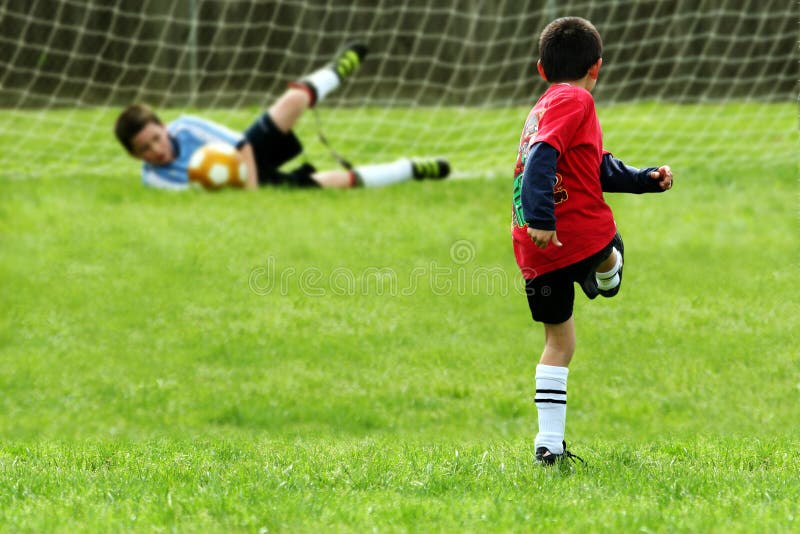 Jungen, Die Fußball Spielen Stockfoto - Bild von sommer, spielen: 25324204